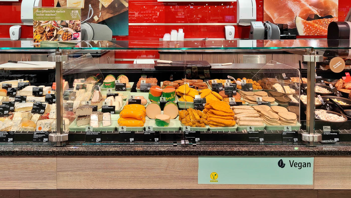 Nur die Wurst hat zwei: Rewes halbgare Vegan-Initiative an der ...